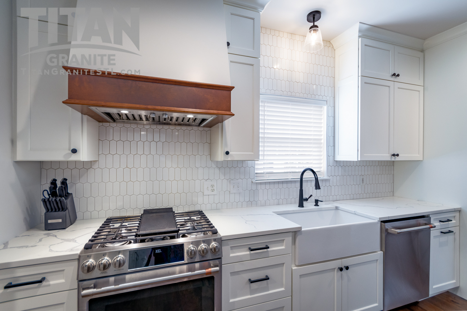 Statuary Classique Quartz Kitchen - Titan Granite - St Louis MO