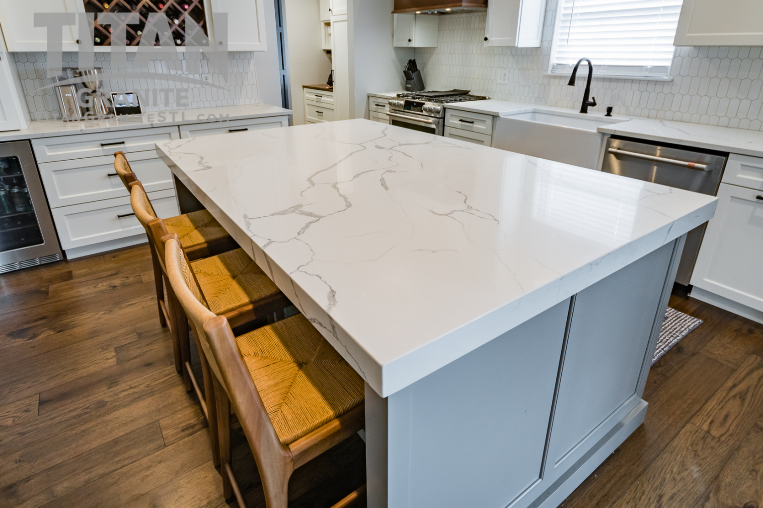Statuary Classique Quartz Kitchen - Titan Granite - St Louis MO