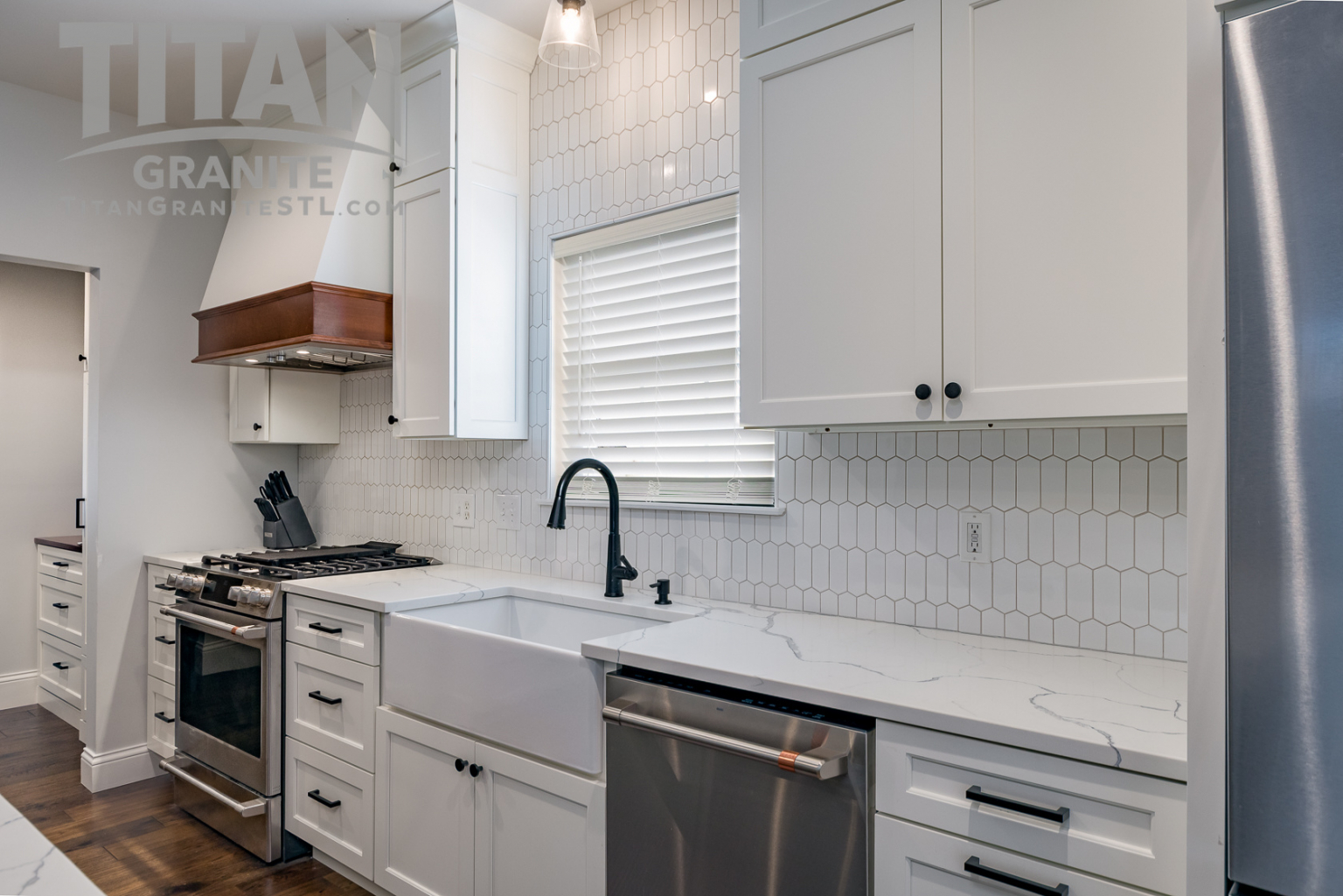 Statuary Classique Quartz Kitchen - Titan Granite - St Louis MO